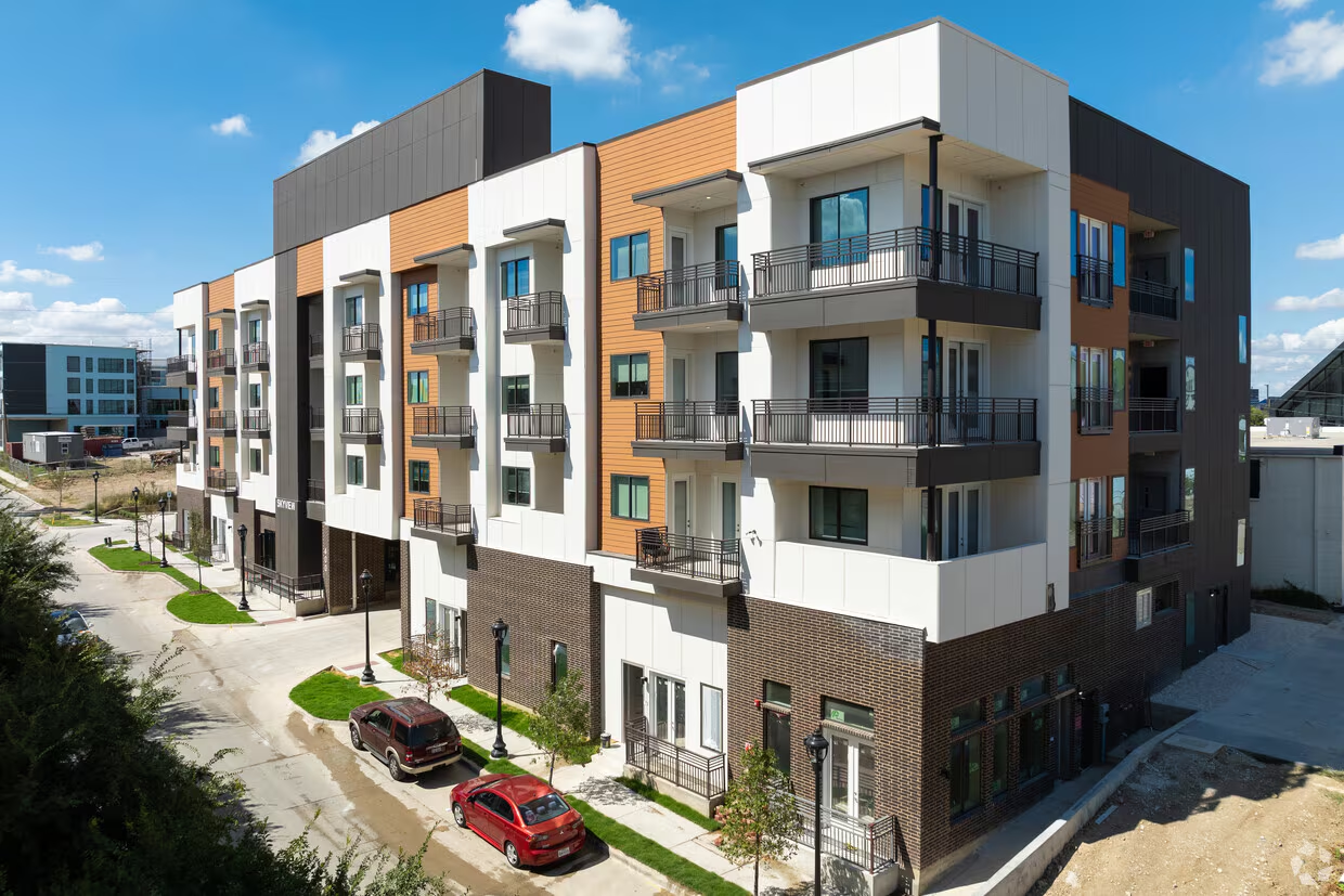 Skyview at Crawford | 400 Crawford St, Fort Worth, TX 76104